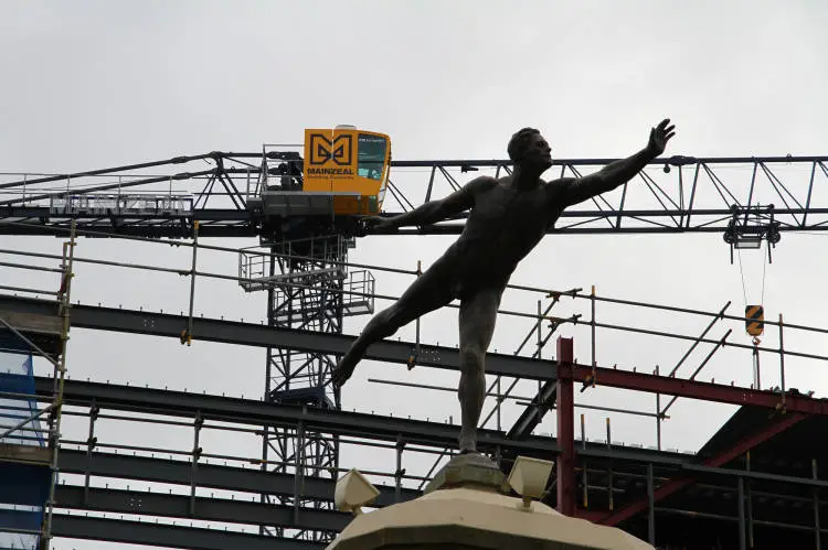 Sculpture at the Auckland Domain Gates, 2011 | Record | DigitalNZ