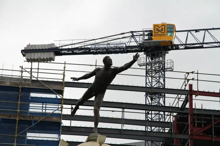 Sculpture at the Auckland Domain Gates, 2011 | Record | DigitalNZ