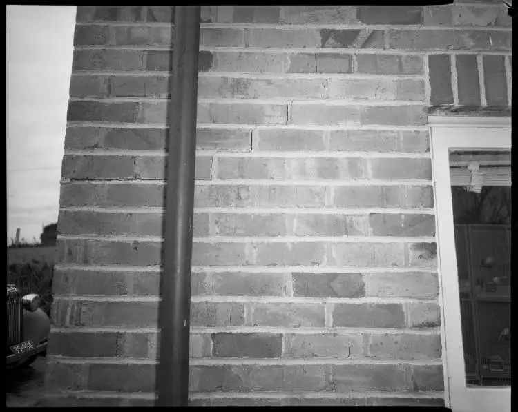 Cracks in brickwork | Record | DigitalNZ