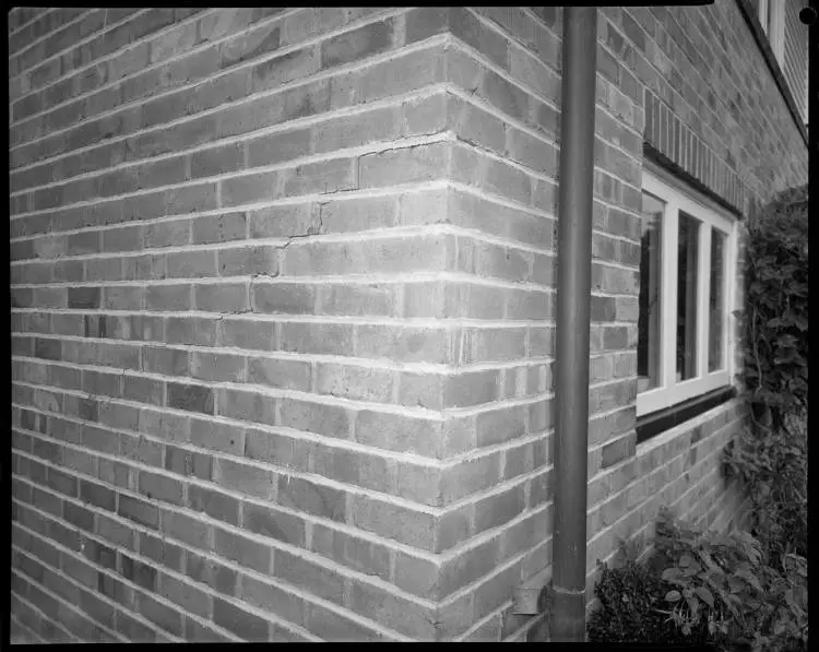 Cracks in brickwork | Record | DigitalNZ