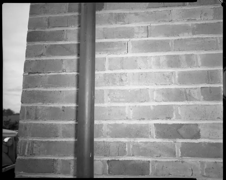 Cracks in brickwork | Record | DigitalNZ