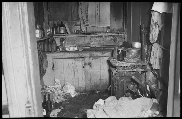 Dilapidated Auckland inner city house, 1961 | Record | DigitalNZ