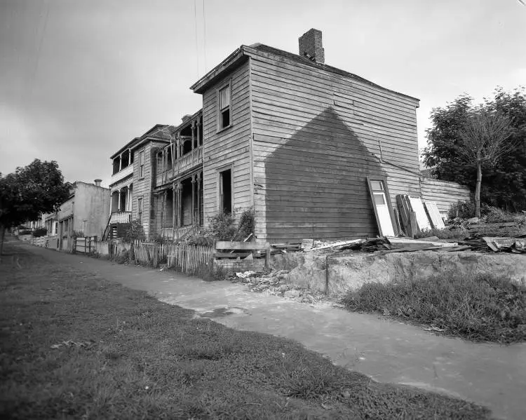 Condemned house in central Auckland, 1958 | Record | DigitalNZ