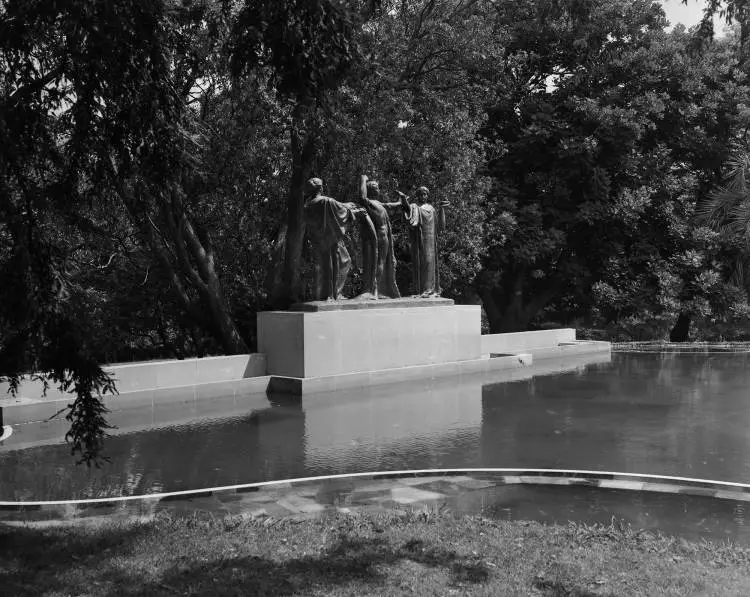 Centennial sculpture, Auckland Domain, 1954 | Record | DigitalNZ
