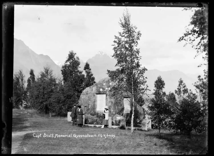 Captain Scott Memorial, Queenstown | Record | DigitalNZ