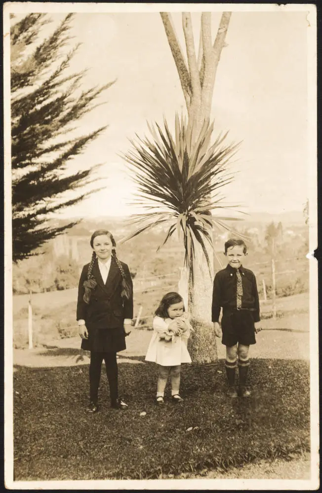Worrall children | Record | DigitalNZ