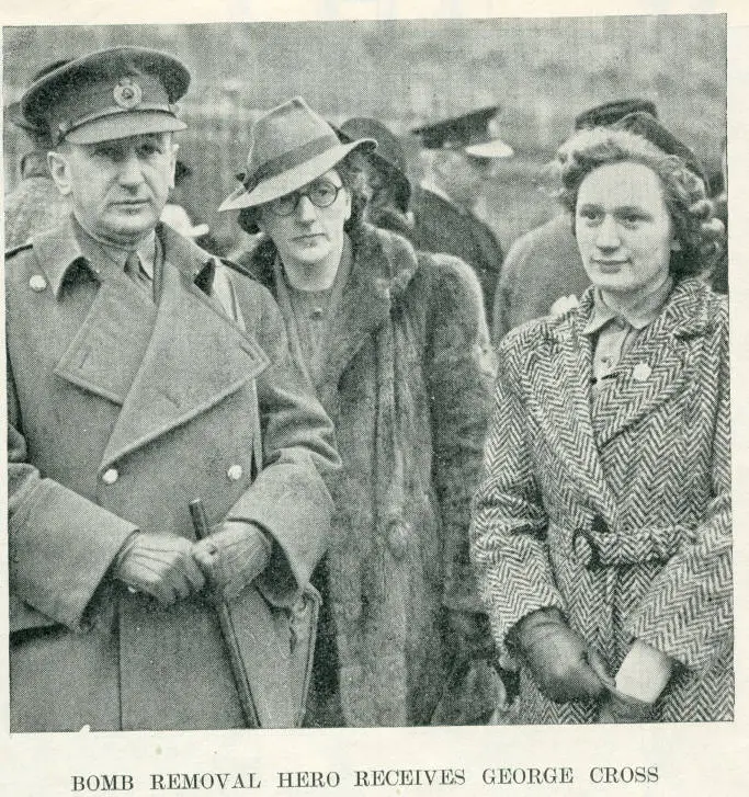 Bomb removal hero receives George Cross | Record | DigitalNZ