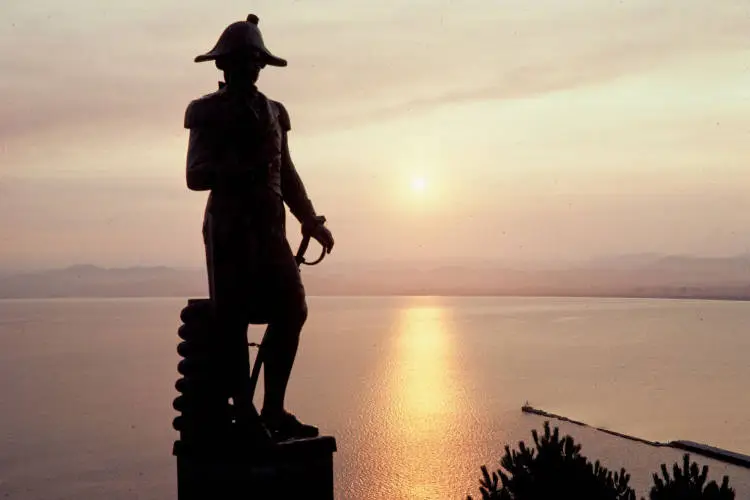 Captain Cook statue on Kaiti Hill, Gisborne, 1980 | Record | DigitalNZ