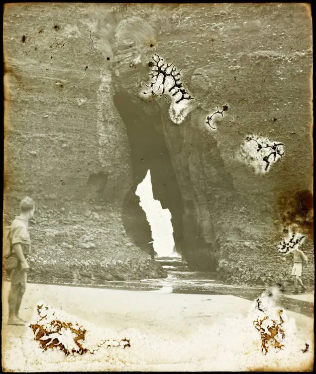 The Keyhole, Taitomo Island, Piha | Record | DigitalNZ