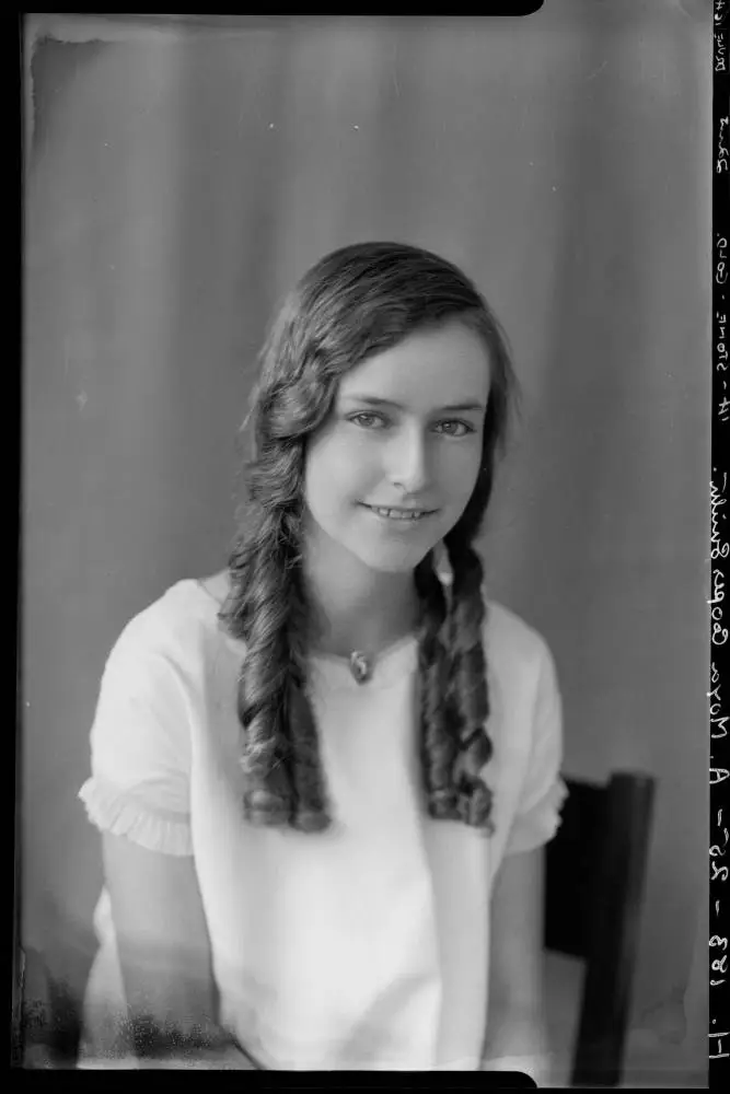 Moya Cooper Smith? | Record | DigitalNZ