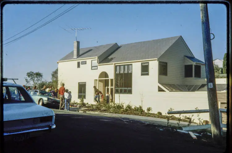 New house, 1983 | Record | DigitalNZ