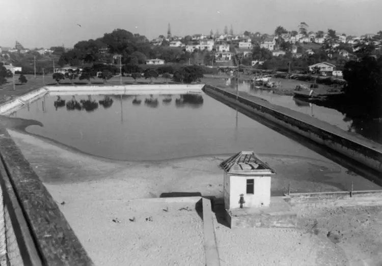 Milford Swimming Pool. | Record | DigitalNZ