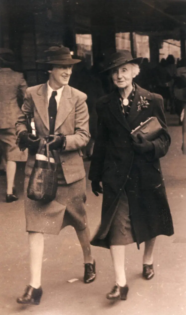 Margaret Baxter and her mother Elizabeth in Queen Street, Auckland City ...