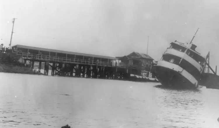 MV Albatross beached at Northcote Wharf. | Record | DigitalNZ
