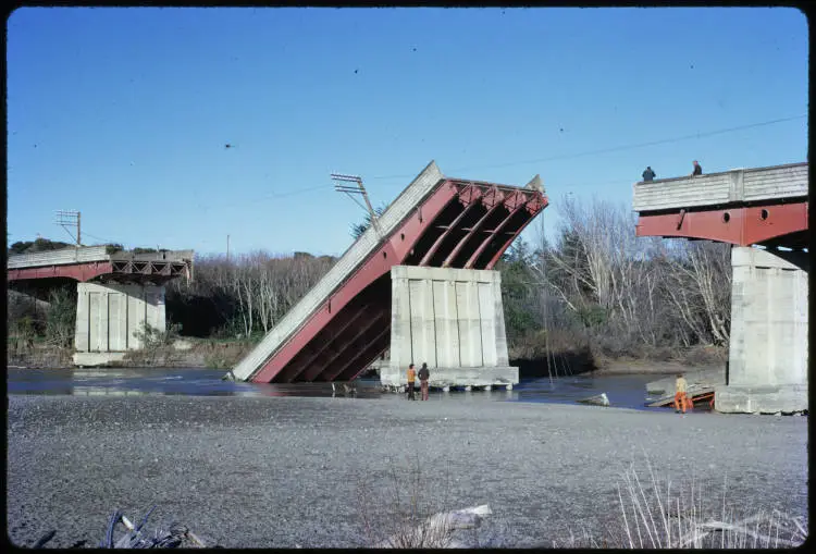 Bulls Bridge collapse, 1973 | Record | DigitalNZ