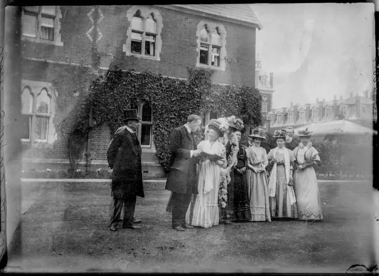 Taylor group, 1910 | Record | DigitalNZ