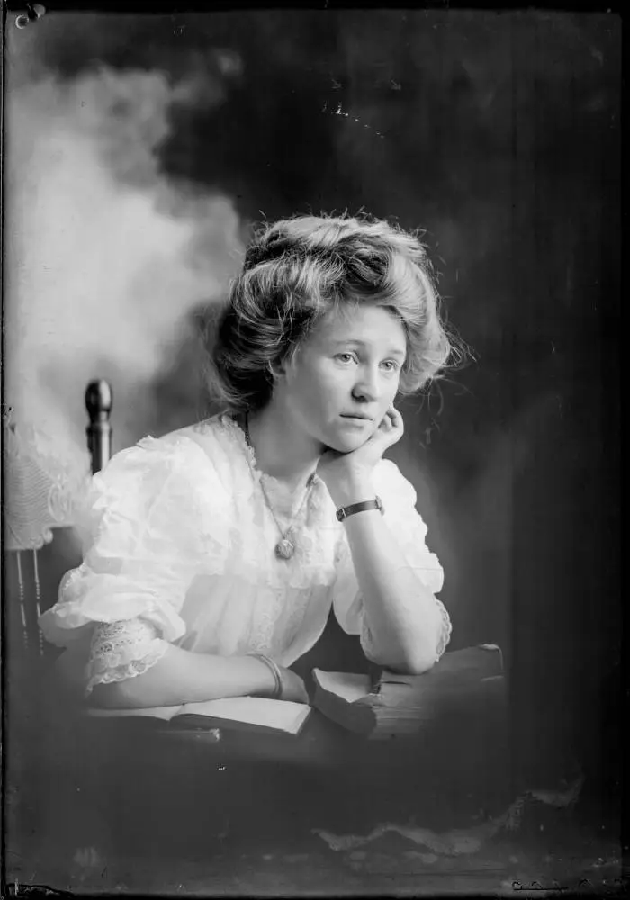 Miss Bell, 1910 | Record | DigitalNZ