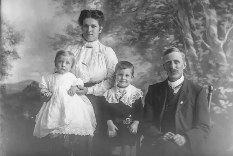 Skelton family group, 1910 | Record | DigitalNZ