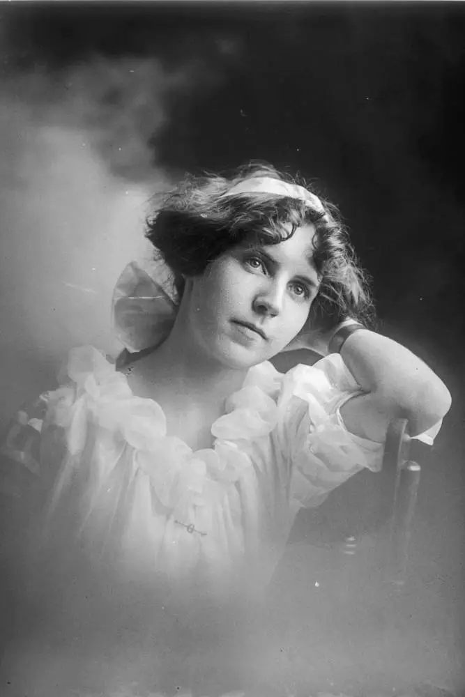 Miss Kaye, 1910 | Record | DigitalNZ