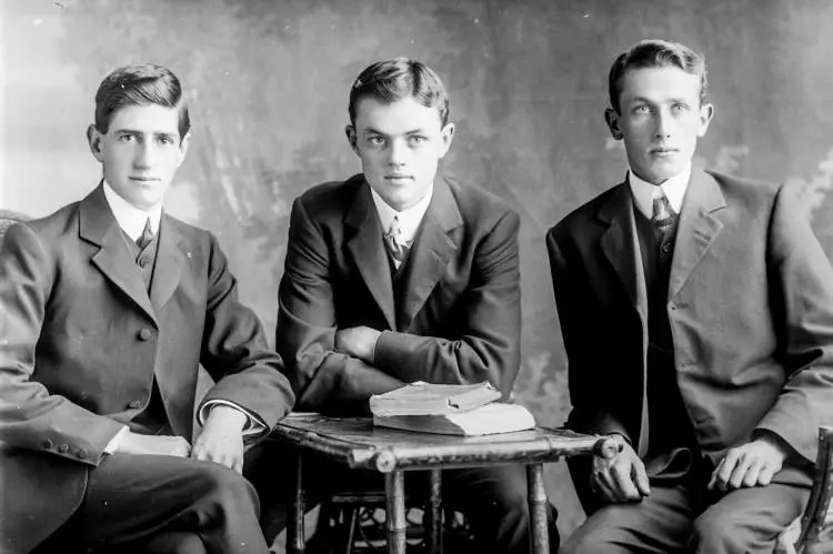 Garlick group, 1910 | Record | DigitalNZ