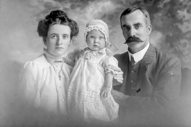 Thorpe family group, 1910 | Record | DigitalNZ