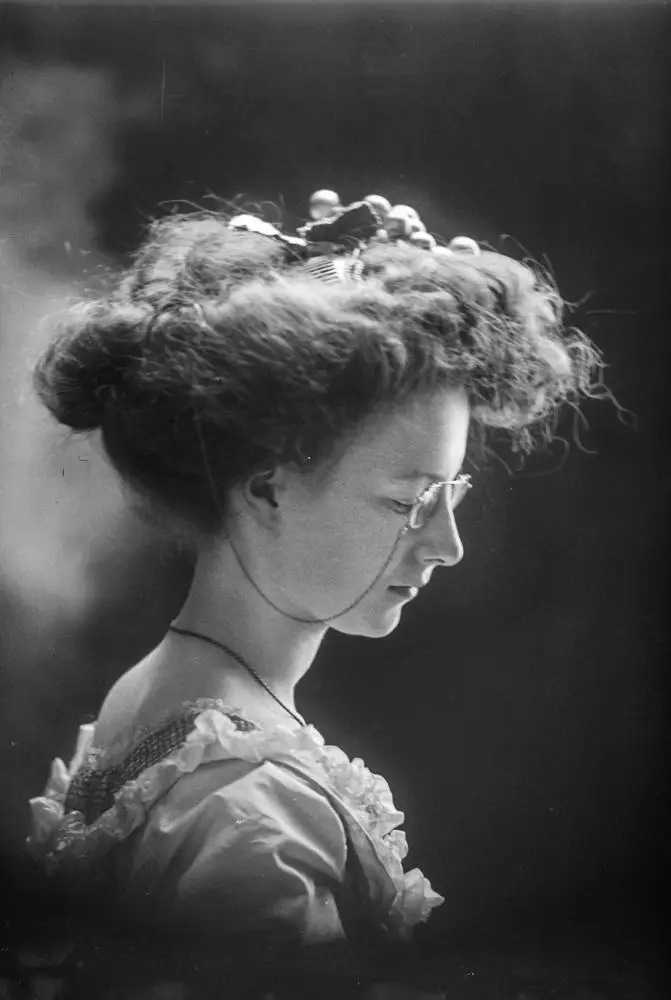 Miss Pitt, 1910 | Record | DigitalNZ