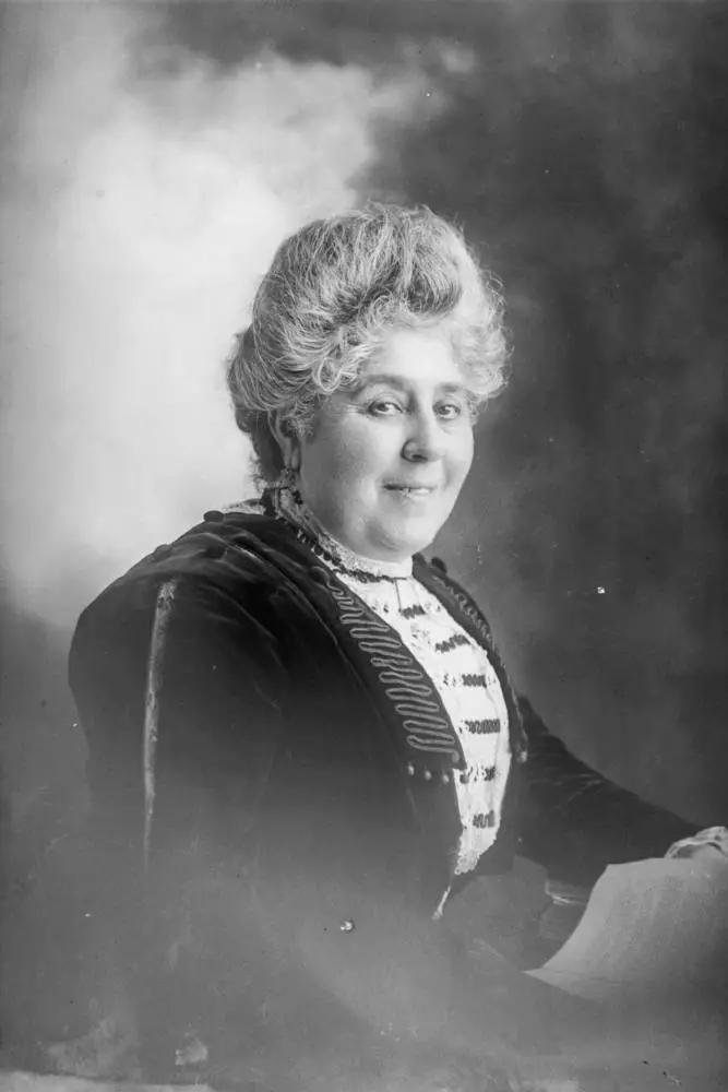 Mrs Ralph Keesing, 1910 | Record | DigitalNZ