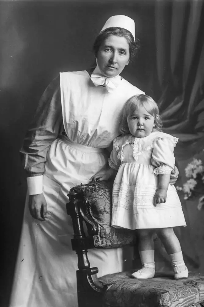 Missie Boyce and nurse, 1909 | Record | DigitalNZ