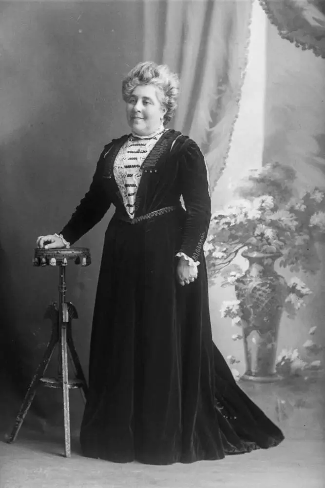 Mrs Ralph Keesing, 1909 | Record | DigitalNZ