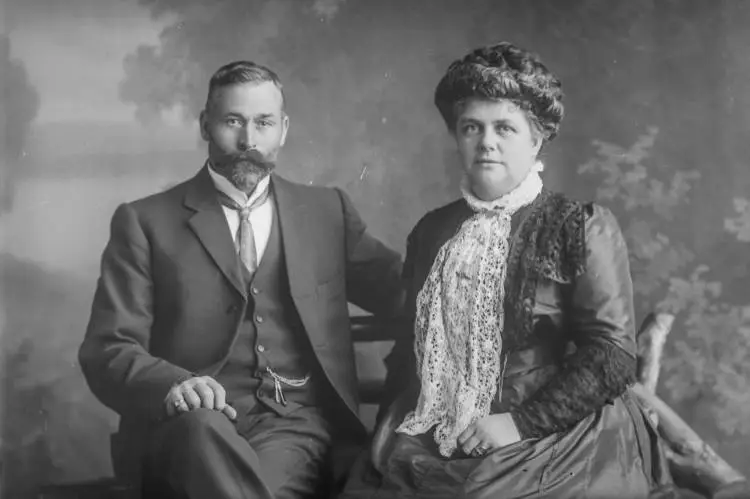 Mr and Mrs Meale, 1909 | Record | DigitalNZ