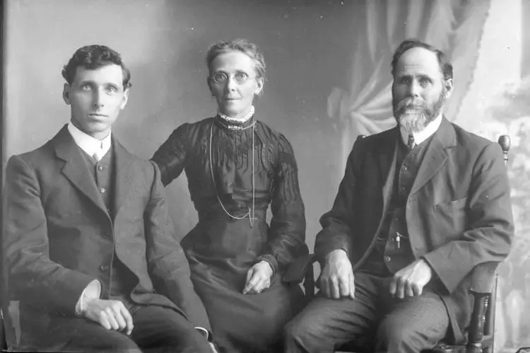 Howard family group, 1909 | Record | DigitalNZ