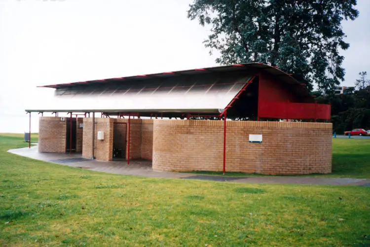 Browns Bay public toilet block, 1996 | Record | DigitalNZ