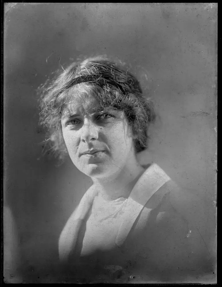 Miss May Gunson | Record | DigitalNZ