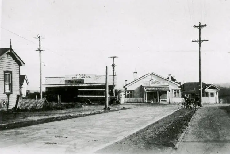Bus approaching intersection of Old Lake Road and Lake Road, Devonport ...