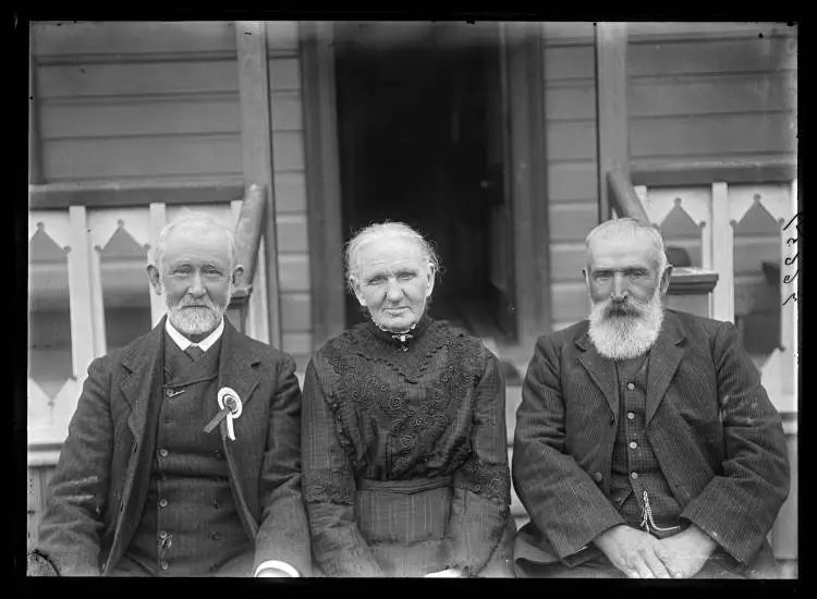 Mr Hogg with Mr and Mrs Schollum of Puhoi, 1913 | Record | DigitalNZ