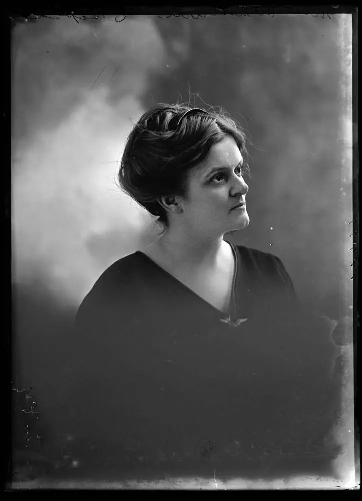 Miss Whitburn, 1913 | Record | DigitalNZ