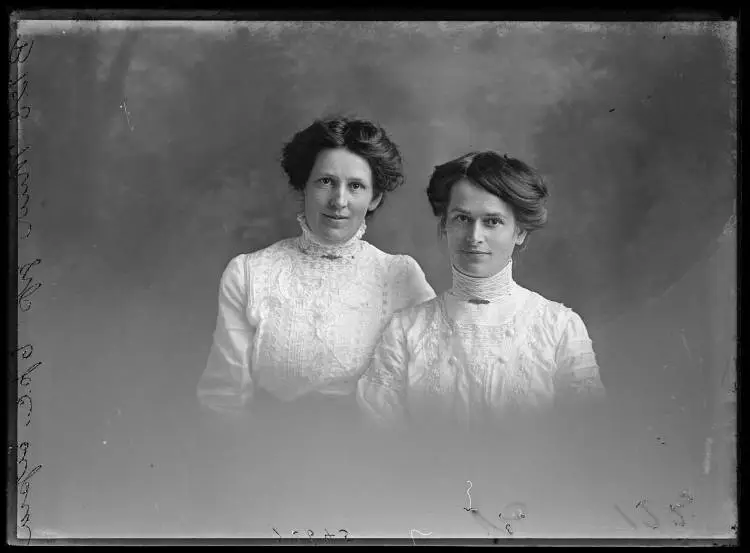 Muir group | Record | DigitalNZ