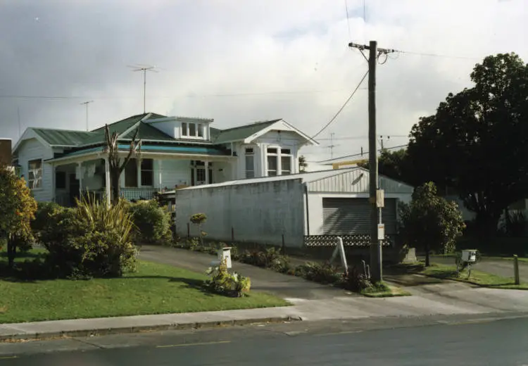 68 Sunnybrae Road, Glenfield, 1990s | Record | DigitalNZ