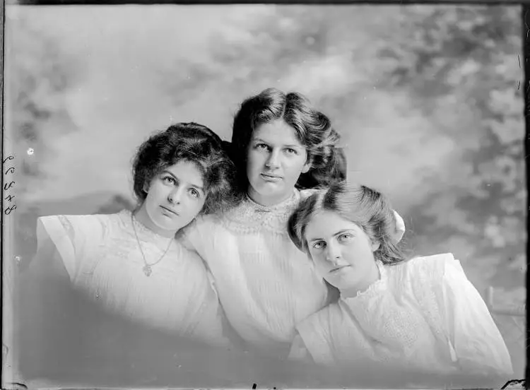 Jones group portrait, 1911 | Record | DigitalNZ