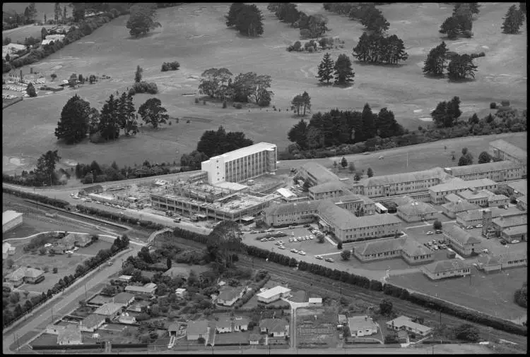 Aerial view of Middlemore Hospital construction, Ōtāhuhu, 1961 | Record ...