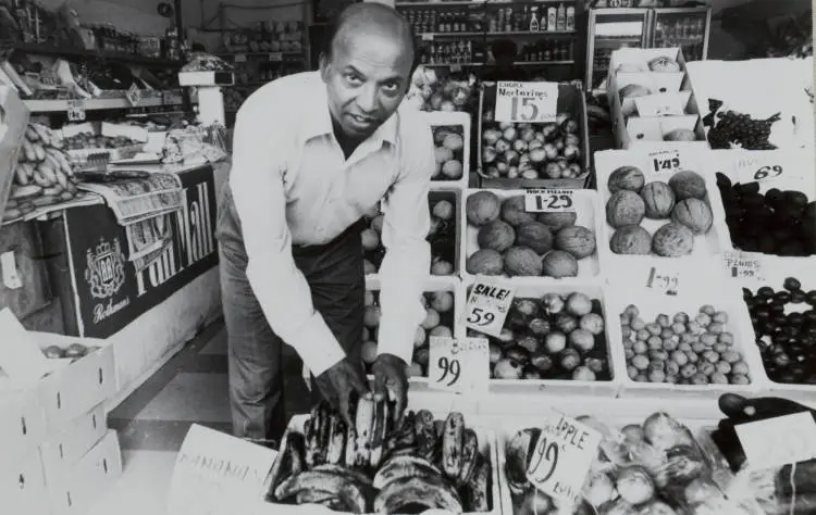 'Market day at Papatoetoe', 1984. | Record | DigitalNZ