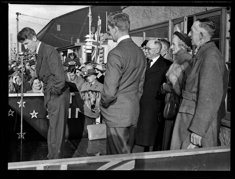 Arrival of Hillary and Lowe, Mechanics Bay, 1953 | Record | DigitalNZ