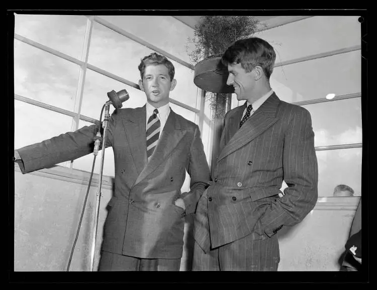 Arrival of Hillary and Lowe, Mechanics Bay, 1953 | Record | DigitalNZ