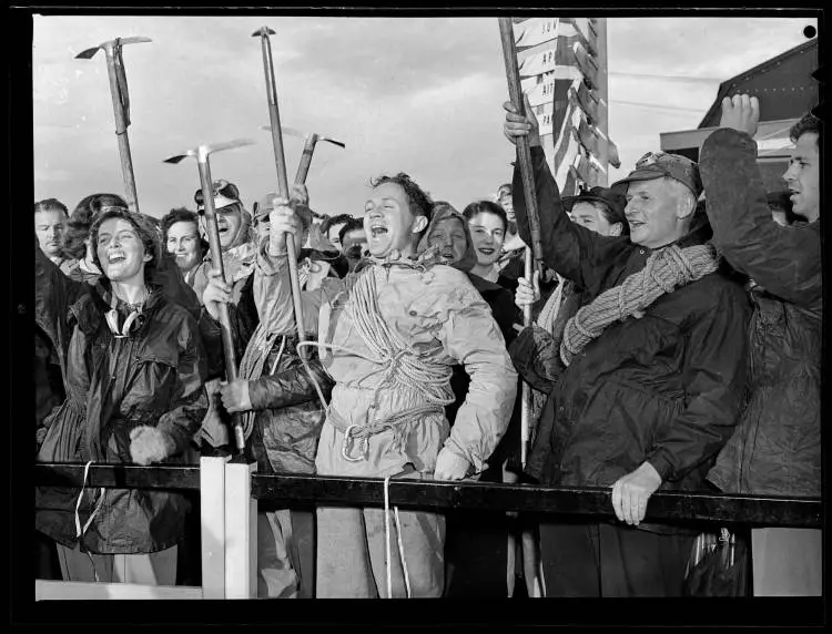 Arrival of Hillary and Lowe, Mechanics Bay, 1953 | Record | DigitalNZ