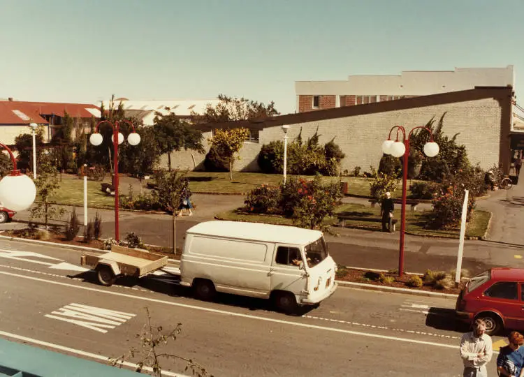 Roulston Street, Pukekohe, 1983. | Record | DigitalNZ