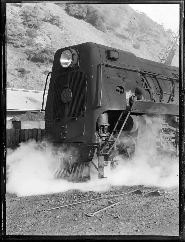 KA class locomotive 964, Paekākāriki Locomotive Depot, 1947 | Record ...