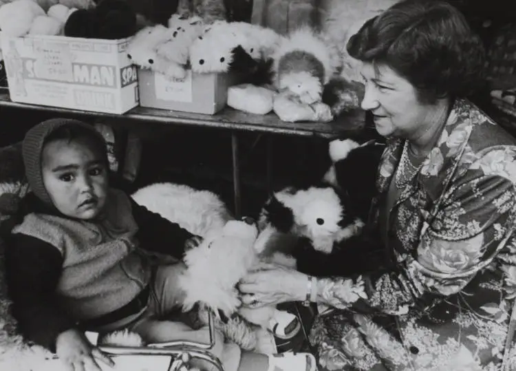 Market day stall, Ōtāhuhu, 1981 | Record | DigitalNZ