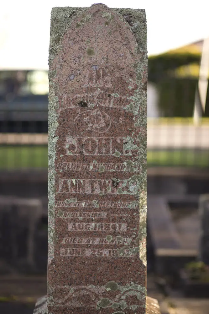 Headstone, Howick, 2013 | Record | DigitalNZ
