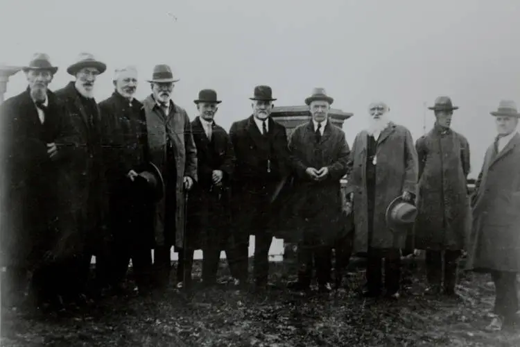 Opening the gates, Howick cemetery, 1927. | Record | DigitalNZ