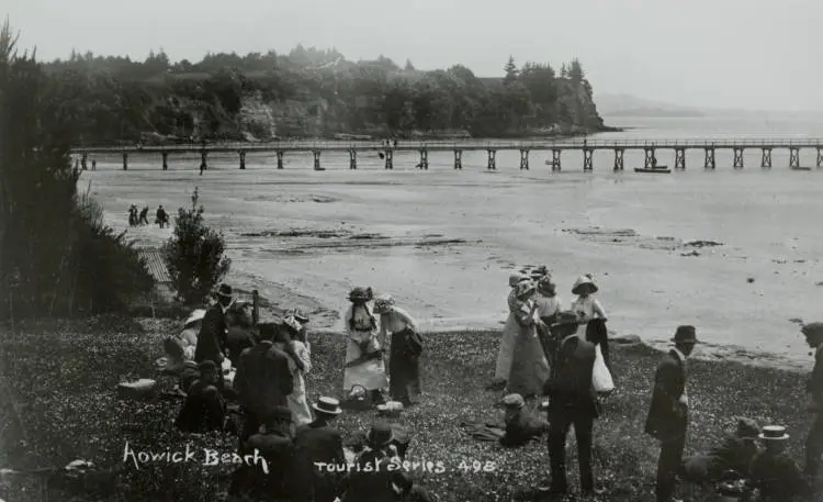 Holidaymakers, Howick Beach, ca 1915. | Record | DigitalNZ